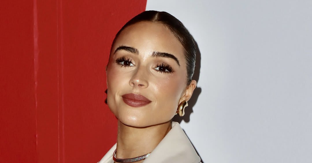 McCaffrey's Wife Olivia Stuns in 49ers Coat Before Seahawks Face-off